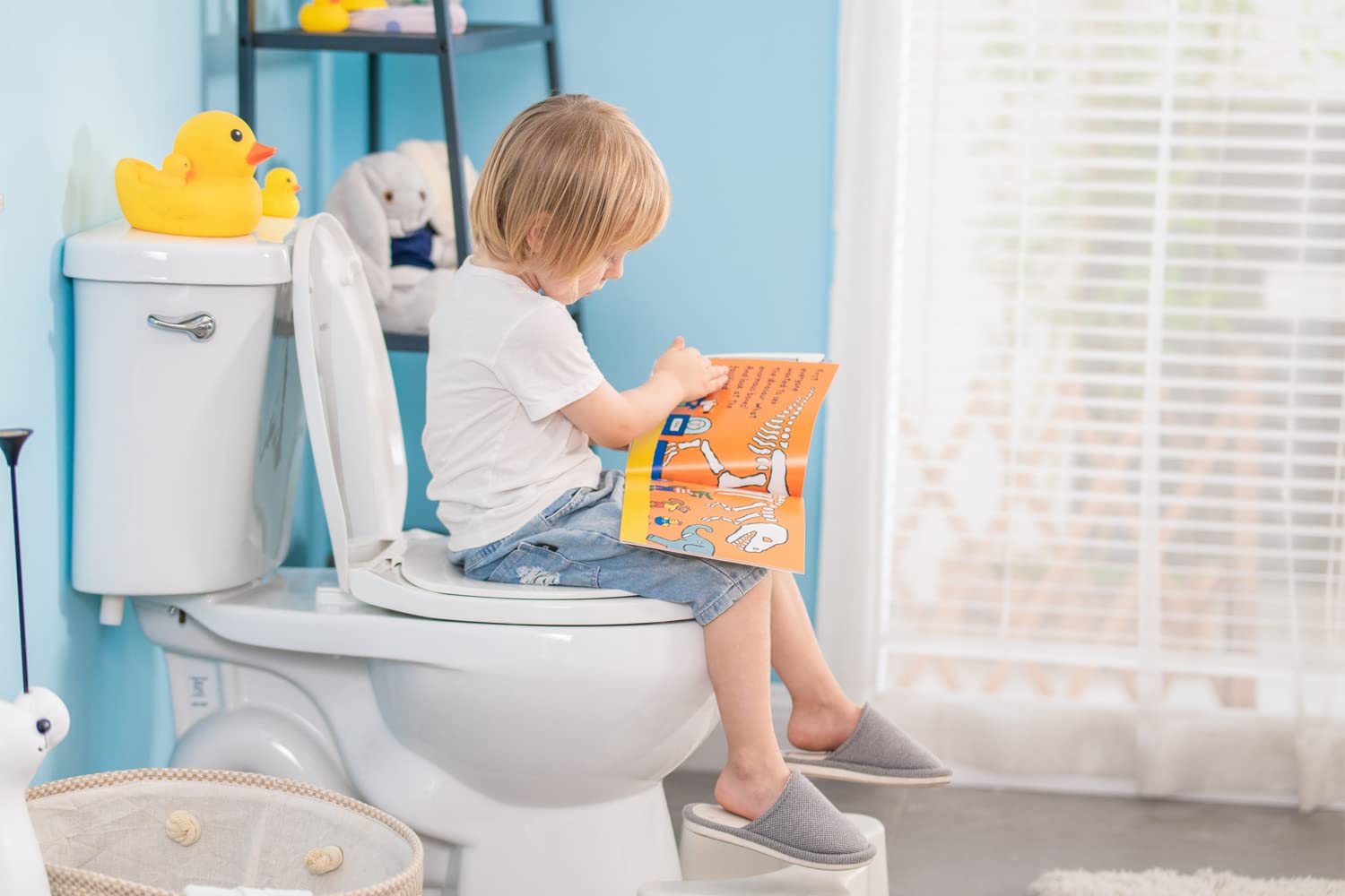 Round Toilet Seat with Built in Potty Training Seat, Slow Close, Easy Clean,Fit Standard Round Toilet, Plastic, White