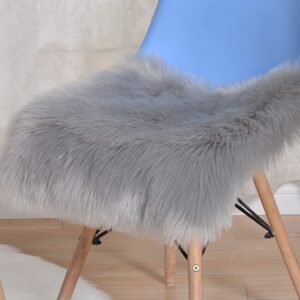 Faux Sheepskin Fur Rug,Soft Faux Fur Rugs Sheepskin Area Rug Window Beside Carpets Fluffy Floor Mat Luxurious Home Decor (1.3'x2'/40x60cm, Grey)