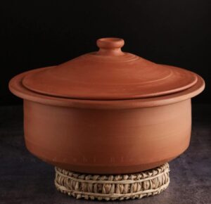 swadeshi blessings handmade exclusive range unglazed earthen kadai/mud handi/mitti ke bartan/clay pot for cooking & serving with lid(with mirror shine) + free palm leaf stand (3.5 liters)