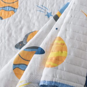 Soul & Lane Space Adventure Quilt Set - Queen Size with 2 Shams, Rocket and Planet Galaxy Themed Bedding, Solar System and Astronaut Design, Outer Space Quilted Bedspread for Kids