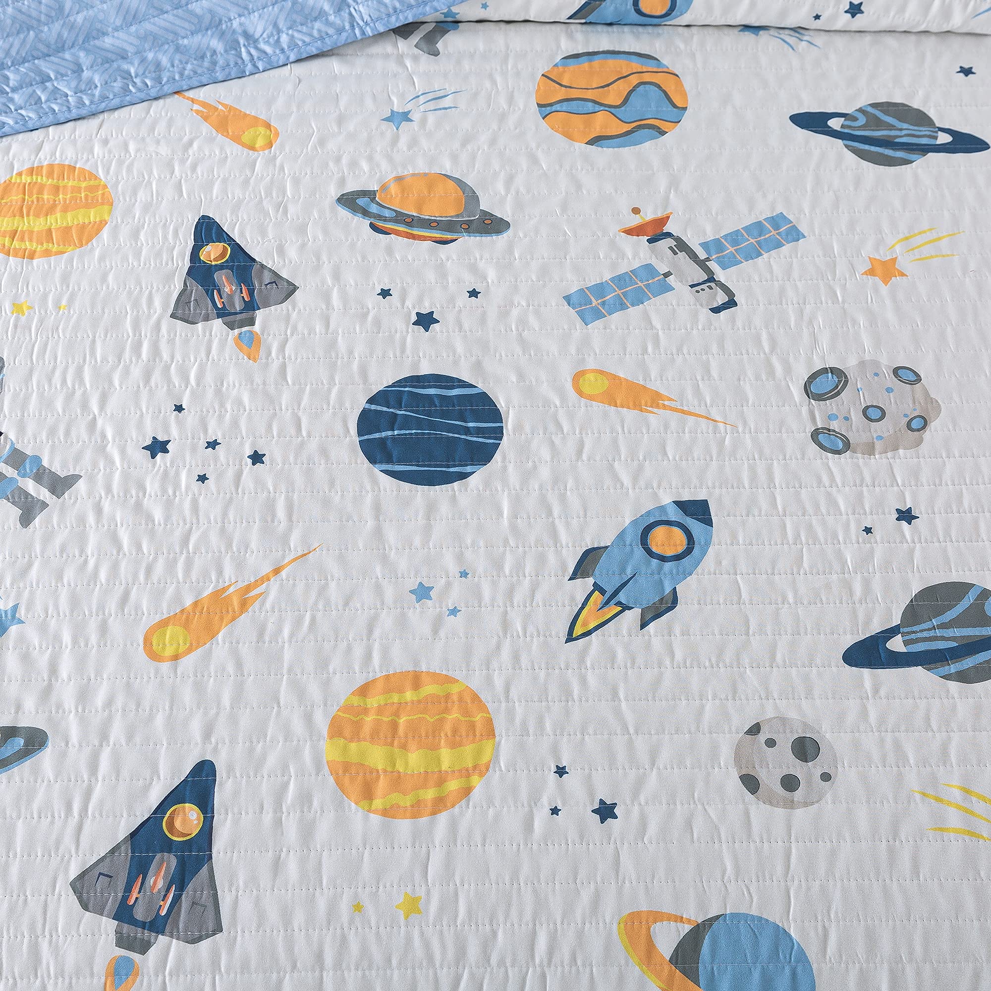 Soul & Lane Space Adventure Quilt Set - Queen Size with 2 Shams, Rocket and Planet Galaxy Themed Bedding, Solar System and Astronaut Design, Outer Space Quilted Bedspread for Kids