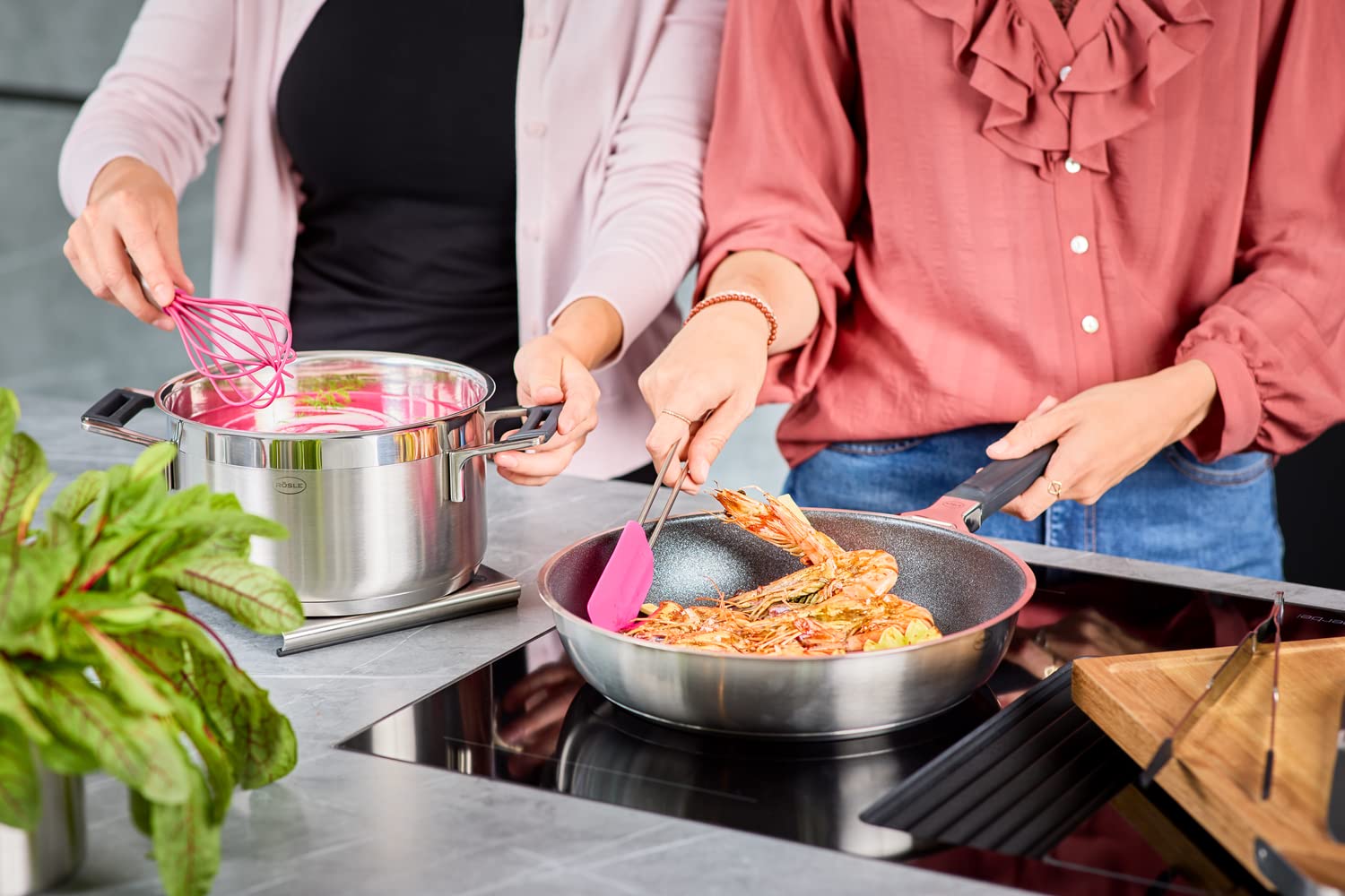 RÖSLE Silence Pro Frying Pan with Scratch-Resistant Premium Non-Stick Coating ProResist, Silicone Handle, 28 cm, 18/10 Stainless Steel, Suitable for Induction Cookers, Dishwasher Safe, Silver/Black