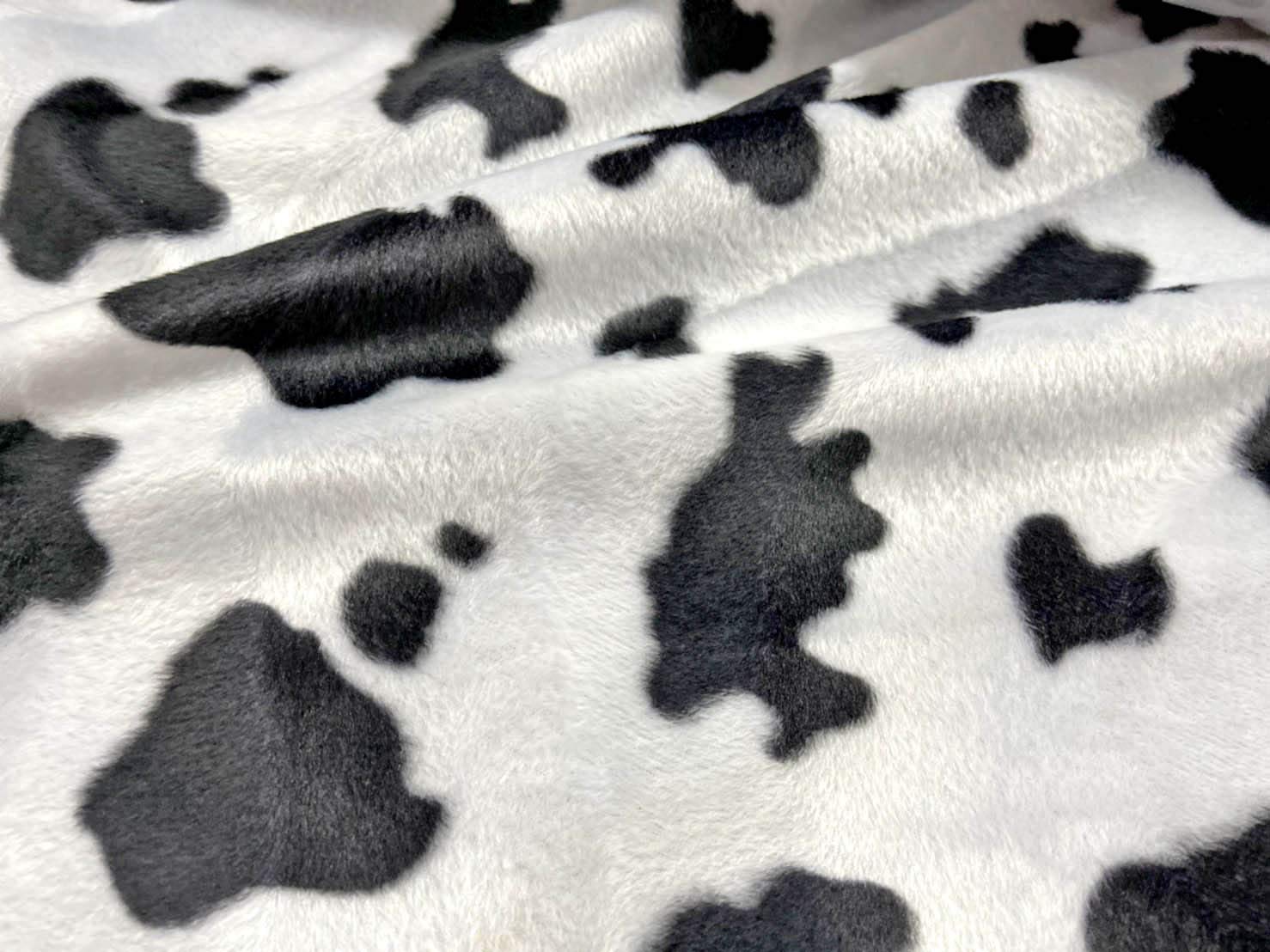 AMORNPHAN 58” Wide 100% Polyester Cow ฺHide Bull Ox Pattern Animal Print Short Pile Smooth Faux Fur Velboa S-Wave Fabric Craft Cloth Kid Sewing Crafting Decorative Pillow Covers for 1 Yard (Cow)