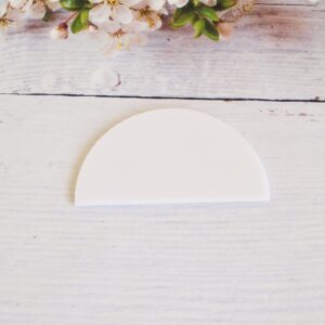 XIAOYUE 20pcs Acrylic Place Card, Half Circle Place Cards, Wedding Half Circle Place Cards, Semicircle Acrylic Wedding Sign Holder (White)