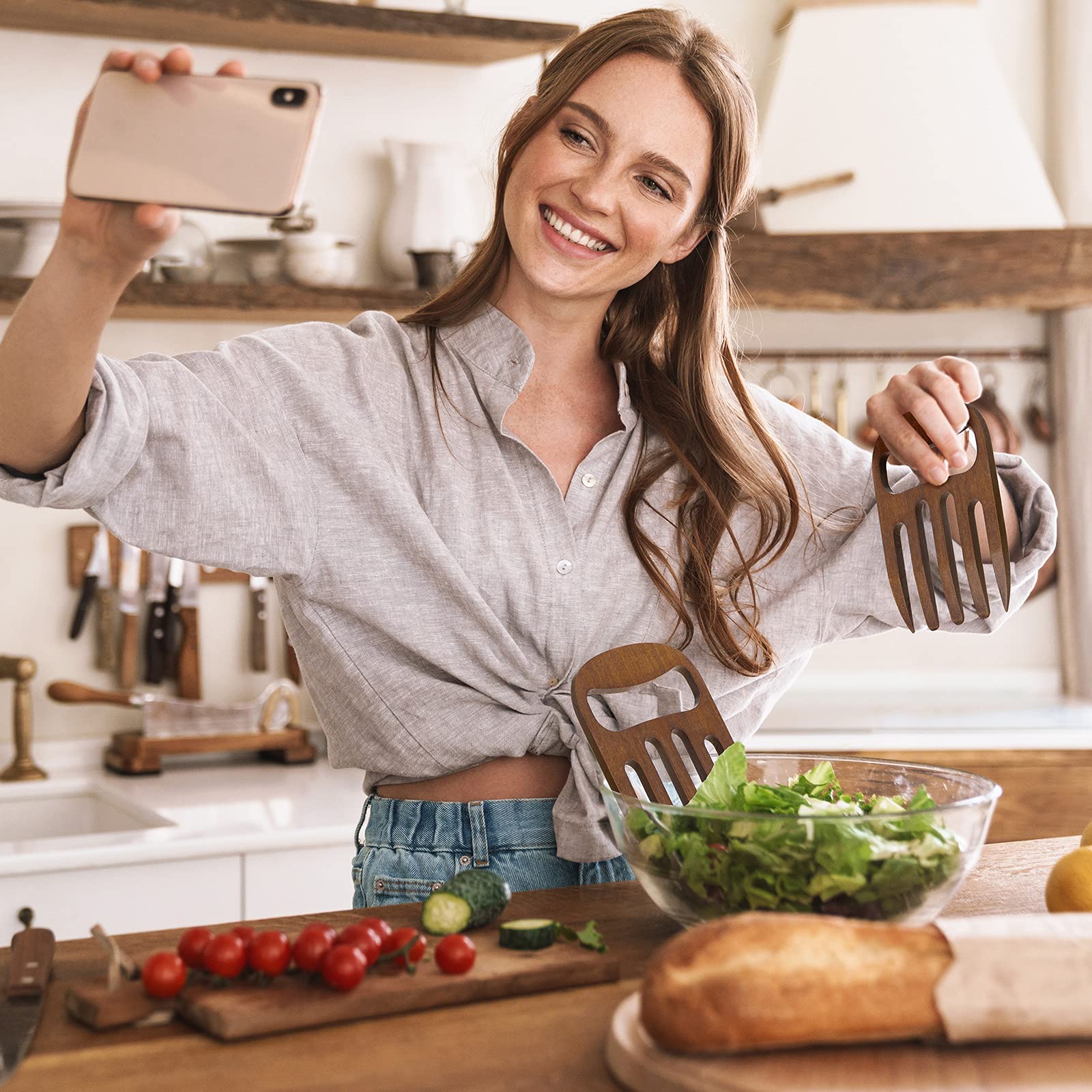 2 Pieces Bamboo Salad Hands, Salad Servers Bamboo Serving Hands Latest Gripper Design Salad Claws Set for Serving Salad, Pasta, Fruit on Your Kitchen Counter, 6 Inches (Coffee)