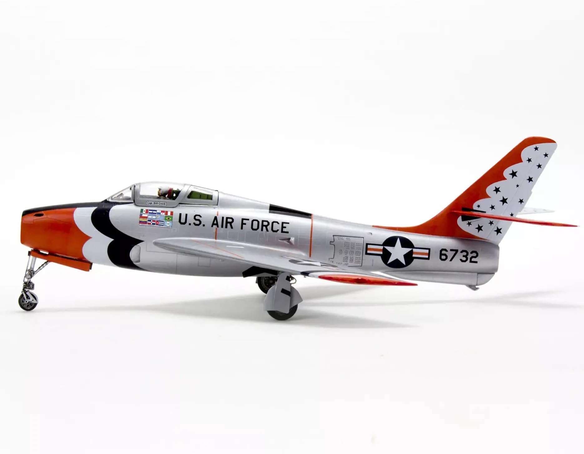 Revell 85-5996 Republic F-84F Thunderstreak Thunderbirds 1:48 Scale 75-Piece Skill Level 4 Model Airplane Building Kit