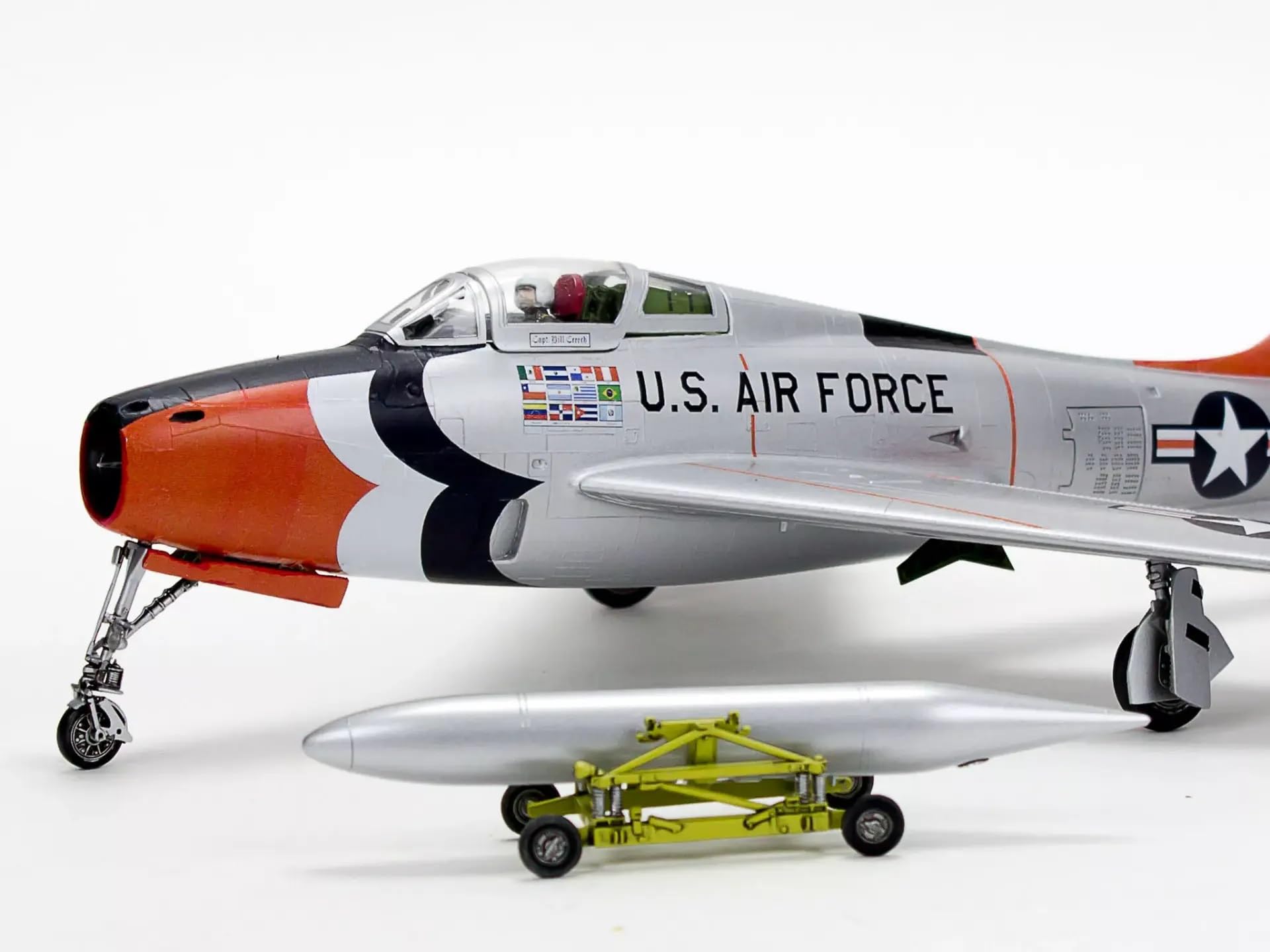 Revell 85-5996 Republic F-84F Thunderstreak Thunderbirds 1:48 Scale 75-Piece Skill Level 4 Model Airplane Building Kit