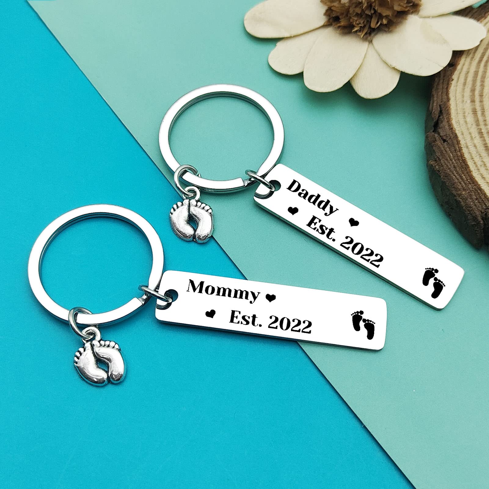 Pregnancy Announcement Gifts New Parents Gift Keychain Daddy and Mommy Est 2022 Keychain Set First Time Pregnancy Gifts for Mom Dad To Be Parents to be Gifts New Mom Jewelry Baby Shower Keyring Gifts