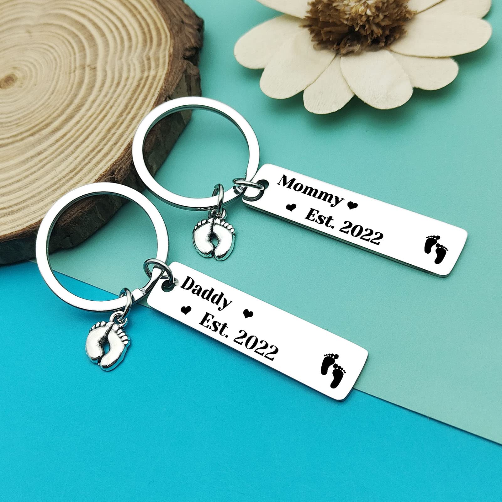 Pregnancy Announcement Gifts New Parents Gift Keychain Daddy and Mommy Est 2022 Keychain Set First Time Pregnancy Gifts for Mom Dad To Be Parents to be Gifts New Mom Jewelry Baby Shower Keyring Gifts