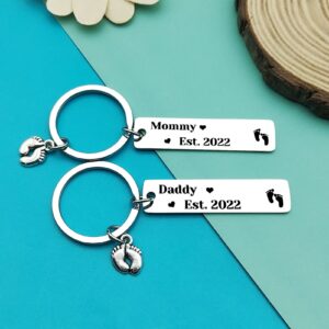 Pregnancy Announcement Gifts New Parents Gift Keychain Daddy and Mommy Est 2022 Keychain Set First Time Pregnancy Gifts for Mom Dad To Be Parents to be Gifts New Mom Jewelry Baby Shower Keyring Gifts