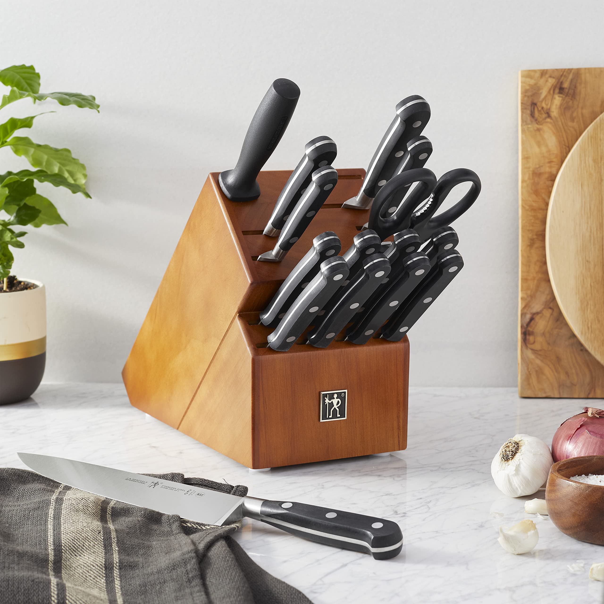 HENCKELS Couteau 16-pc Knife Block Set| 8 Steak Knives,Paring Knife,Serrated Utility Knife,Prep Knife,Bread Knife,Chef’s Knife, Sharpener, Shears