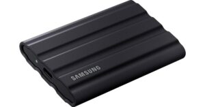 samsung portable ssd t7 shield, 1tb, usb 3.2 gen.2, 1050mb/s read, 1000mb/s write, robust external hard drive outdoor for mac, pc and smartphone, black, mu-pe1t0s/eu