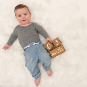 Pondering Pine Baby Milestone Blocks - Natural Brown Stain Pine Wood with Weeks Months Years Grade and Holidays, Newborn Weekly Monthly First Year Picture Props, 6 Block Milestones Age Set with Bag