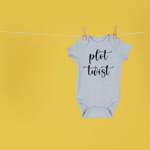 Everyday Hero Clothing Co. Pregnancy Announcement Onesie Size 0-3 Months: Plot Twist Baby Announcement for family Romper Gray. Baby Boy Girl