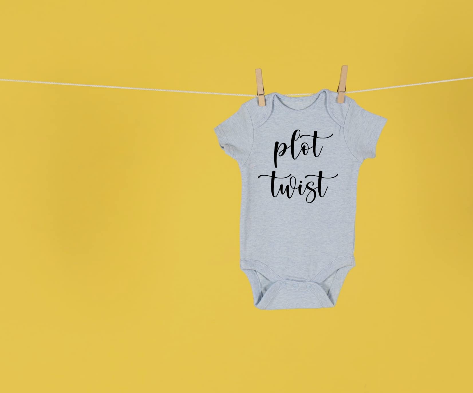 Everyday Hero Clothing Co. Pregnancy Announcement Onesie Size 0-3 Months: Plot Twist Baby Announcement for family Romper Gray. Baby Boy Girl