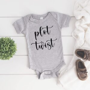 Everyday Hero Clothing Co. Pregnancy Announcement Onesie Size 0-3 Months: Plot Twist Baby Announcement for family Romper Gray. Baby Boy Girl