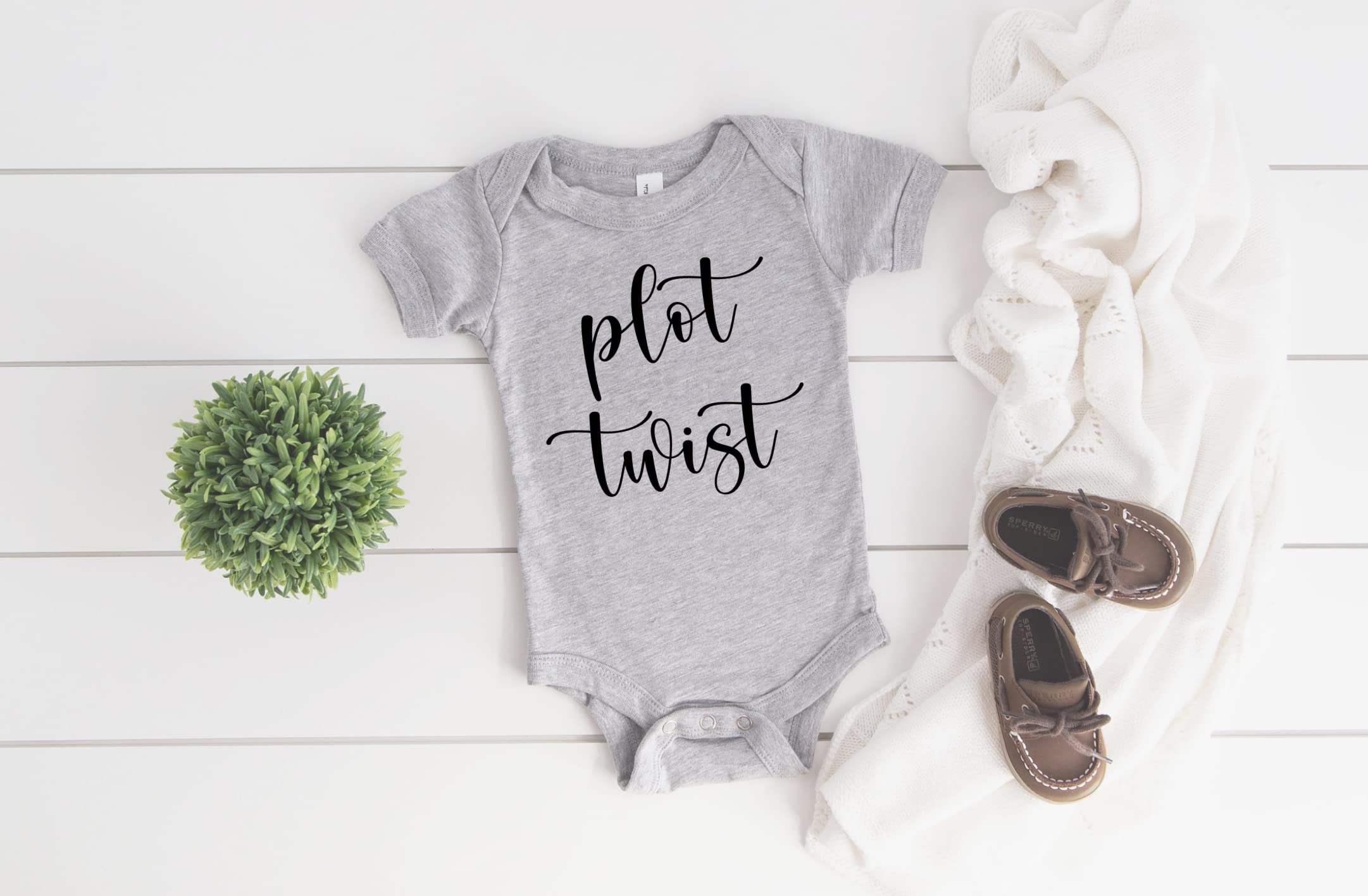 Everyday Hero Clothing Co. Pregnancy Announcement Onesie Size 0-3 Months: Plot Twist Baby Announcement for family Romper Gray. Baby Boy Girl