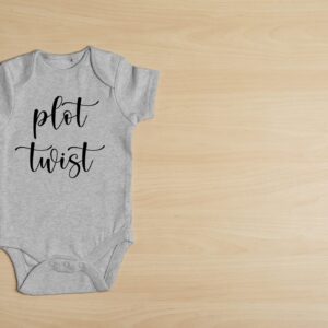 Everyday Hero Clothing Co. Pregnancy Announcement Onesie Size 0-3 Months: Plot Twist Baby Announcement for family Romper Gray. Baby Boy Girl