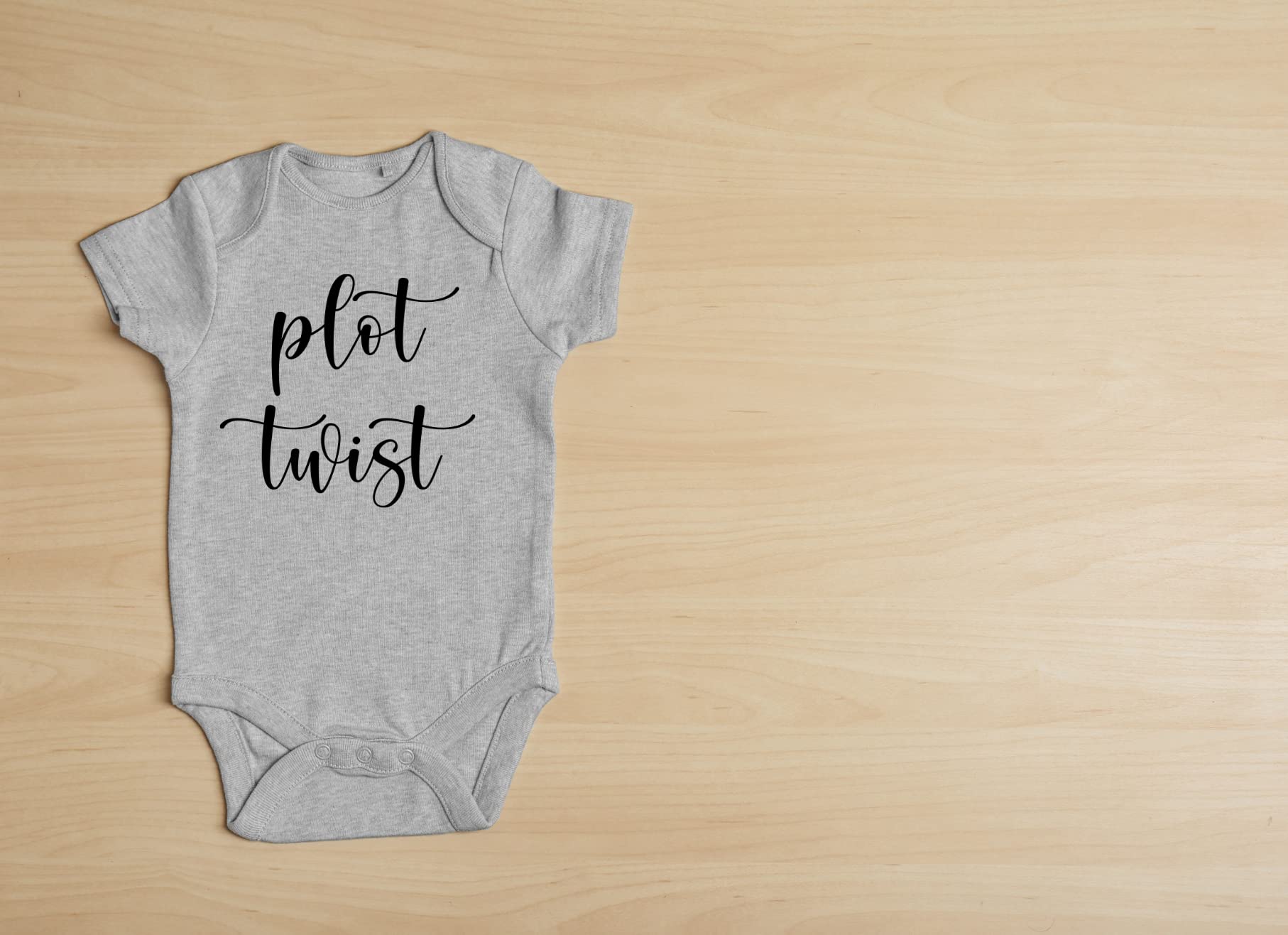 Everyday Hero Clothing Co. Pregnancy Announcement Onesie Size 0-3 Months: Plot Twist Baby Announcement for family Romper Gray. Baby Boy Girl