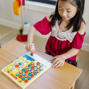 Melissa & Doug Flip to Win Travel Hangman Game - White Board, Dry-Erase Marker