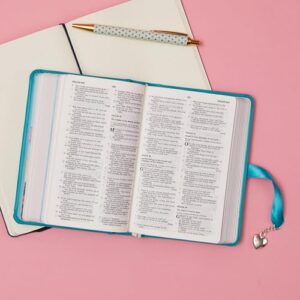 NKJV, Simply Charming Bible, Hardcover, Blue: Charm Bible Blue Edition