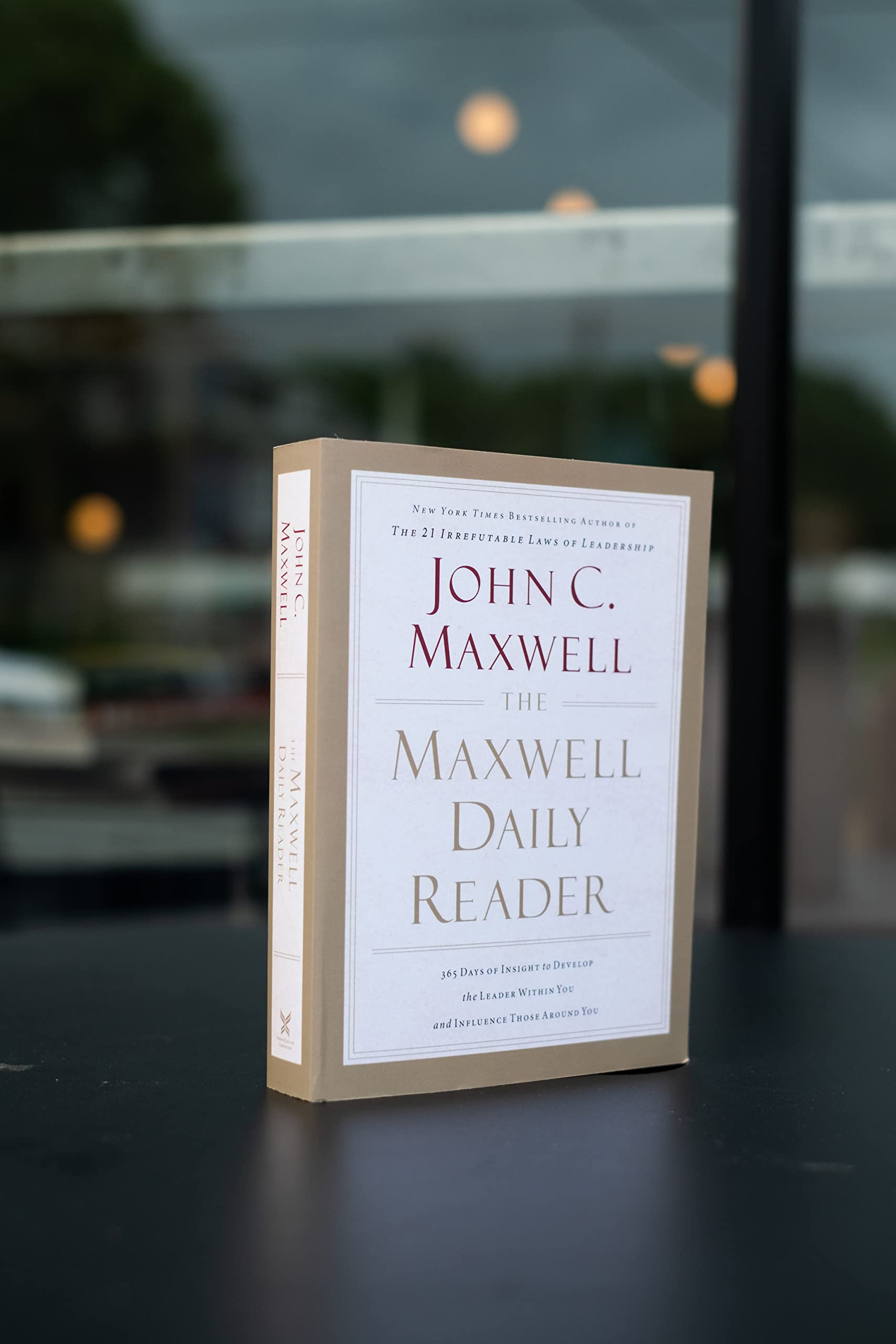 The Maxwell Daily Reader: 365 Days of Insight to Develop the Leader Within You and Influence Those Around You