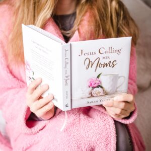 Jesus Calling for Moms, Padded Hardcover, with Full Scriptures: Devotions for Strength, Comfort, and Encouragement (A 50-Day Devotional)