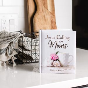 Jesus Calling for Moms, Padded Hardcover, with Full Scriptures: Devotions for Strength, Comfort, and Encouragement (A 50-Day Devotional)