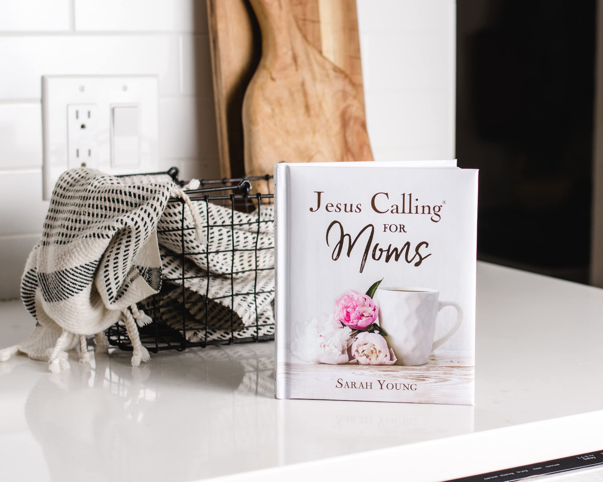 Jesus Calling for Moms, Padded Hardcover, with Full Scriptures: Devotions for Strength, Comfort, and Encouragement (A 50-Day Devotional)