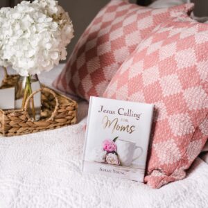 Jesus Calling for Moms, Padded Hardcover, with Full Scriptures: Devotions for Strength, Comfort, and Encouragement (A 50-Day Devotional)