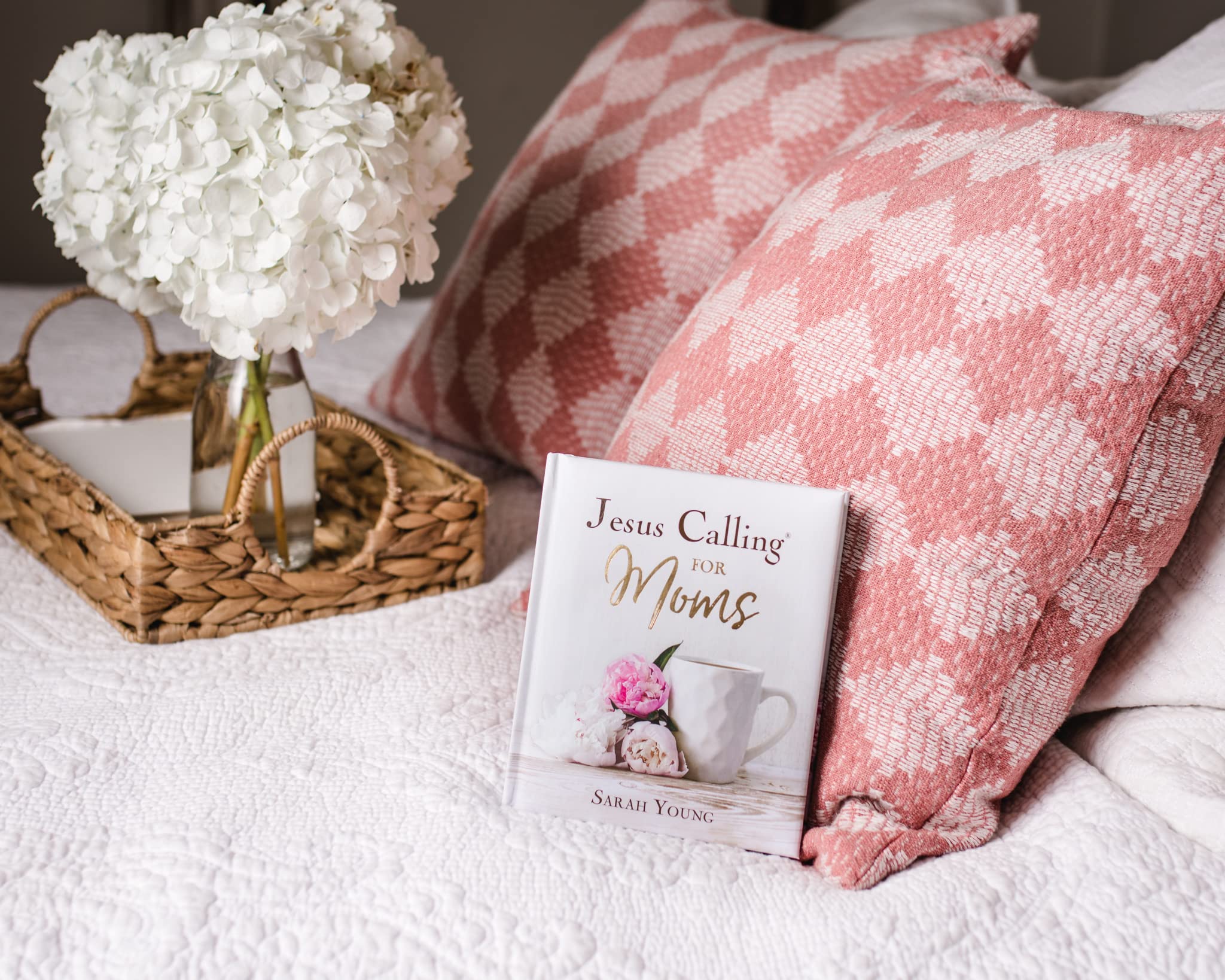 Jesus Calling for Moms, Padded Hardcover, with Full Scriptures: Devotions for Strength, Comfort, and Encouragement (A 50-Day Devotional)