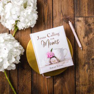 Jesus Calling for Moms, Padded Hardcover, with Full Scriptures: Devotions for Strength, Comfort, and Encouragement (A 50-Day Devotional)