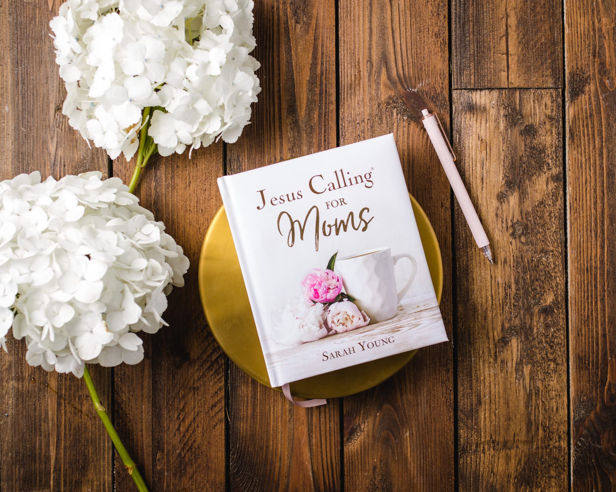 Jesus Calling for Moms, Padded Hardcover, with Full Scriptures: Devotions for Strength, Comfort, and Encouragement (A 50-Day Devotional)