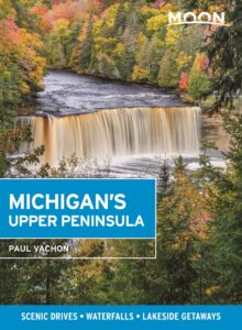 moon michigan's upper peninsula: scenic drives, waterfalls, lakeside getaways (travel guide)