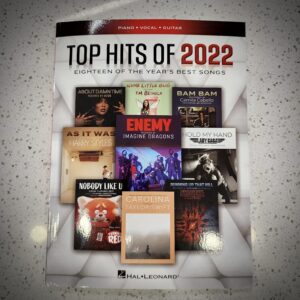 top hits of 2022 - eighteen of the year's best songs arranged for piano/vocal/guitar (top hits of piano vocal guitar)