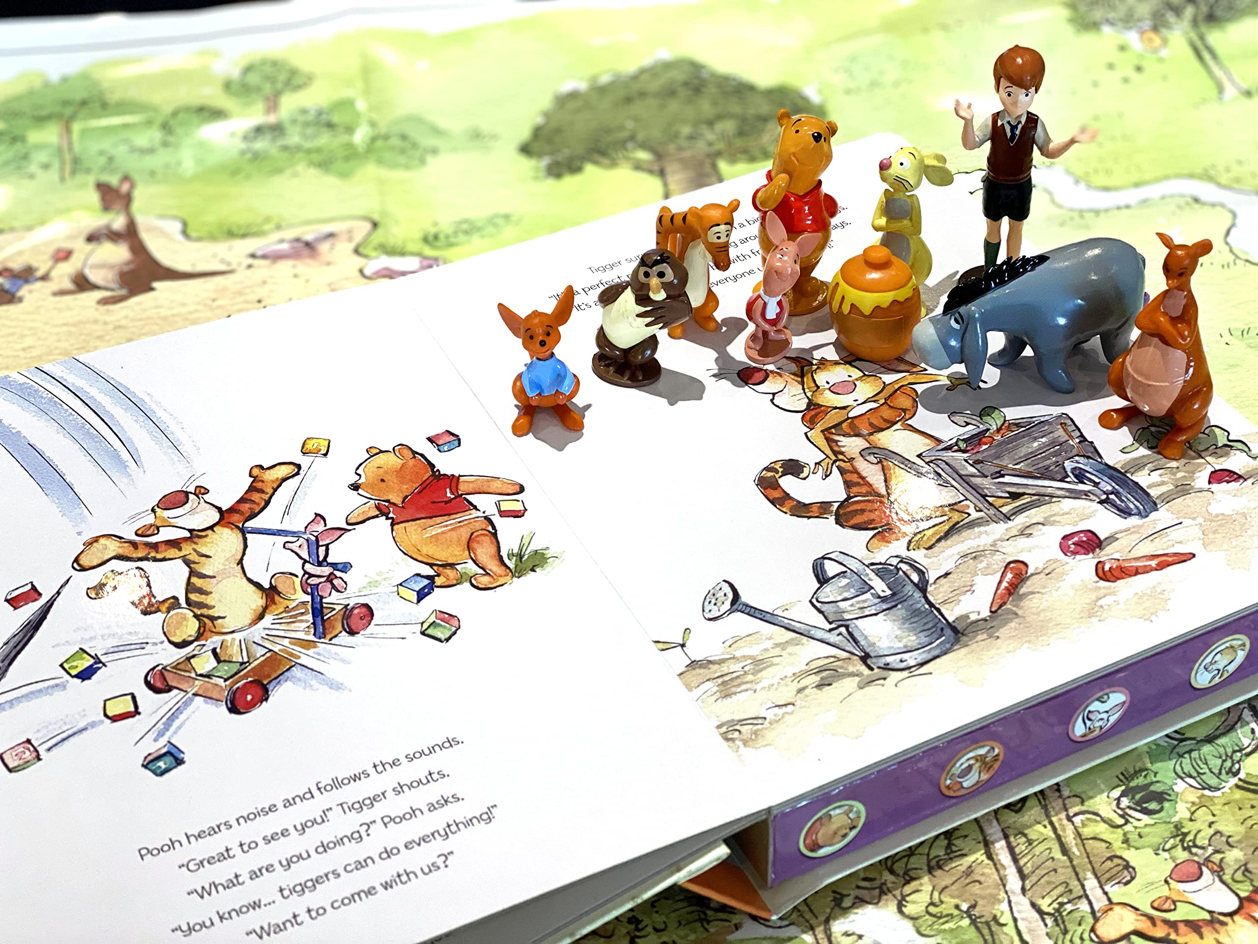 Disney Winnie the Pooh Classic My Busy Books - Storybook, 10 figurines, playmat