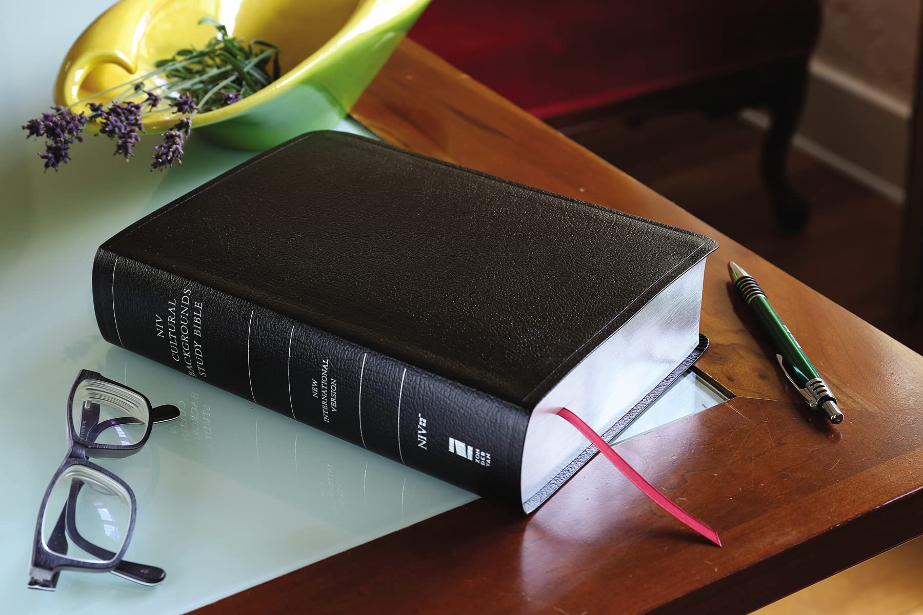 NIV, Cultural Backgrounds Study Bible (Context Changes Everything), Bonded Leather, Black, Red Letter: Bringing to Life the Ancient World of Scripture