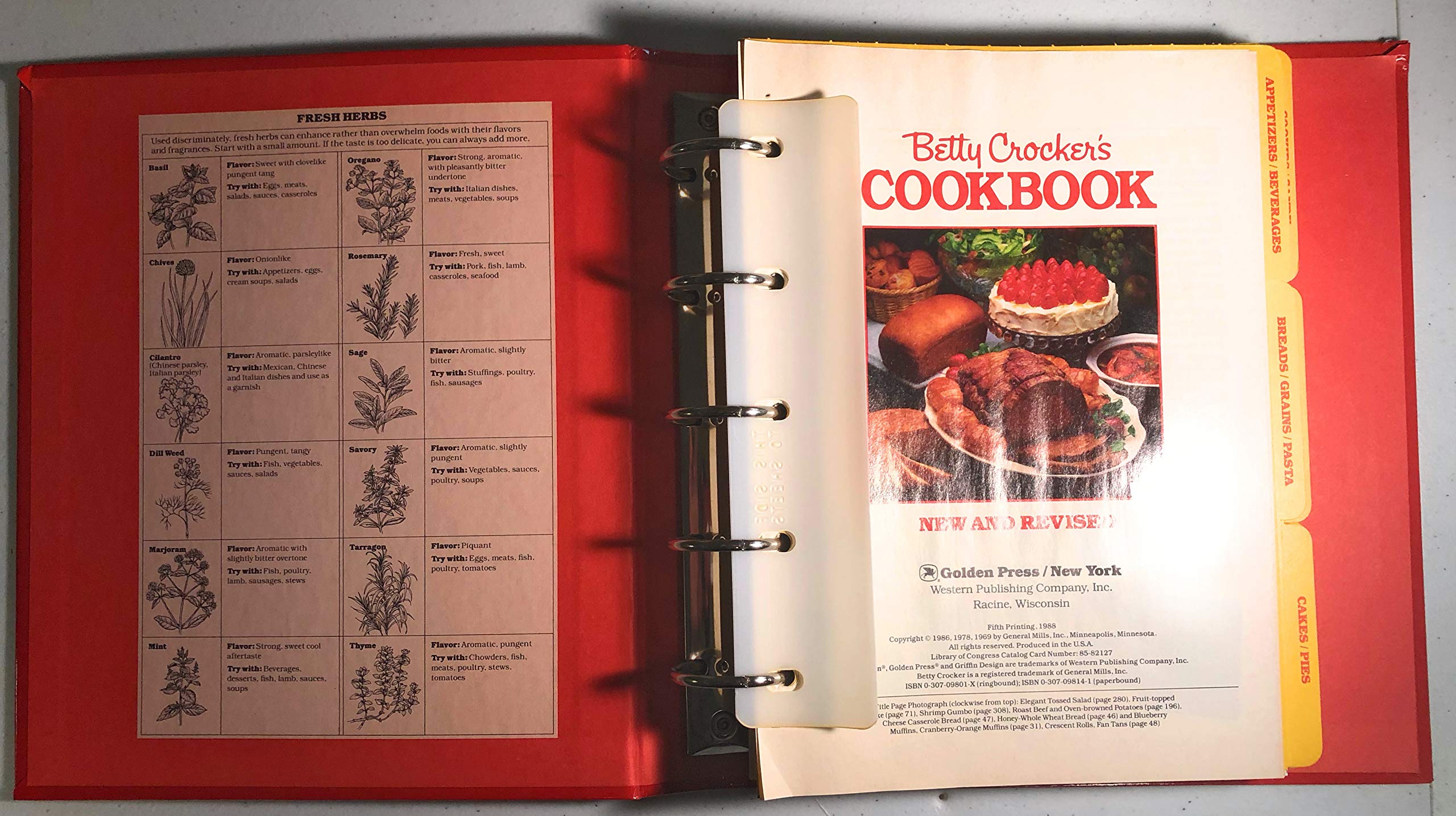 Betty Crocker's Cookbook (5-Ring Binder)