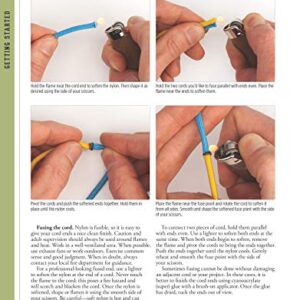 Paracord Outdoor Gear Projects: Simple Instructions for Survival Bracelets and Other DIY Projects (Fox Chapel Publishing) 12 Easy Lanyards, Keychains, and More using Parachute Cord for Ropecrafting