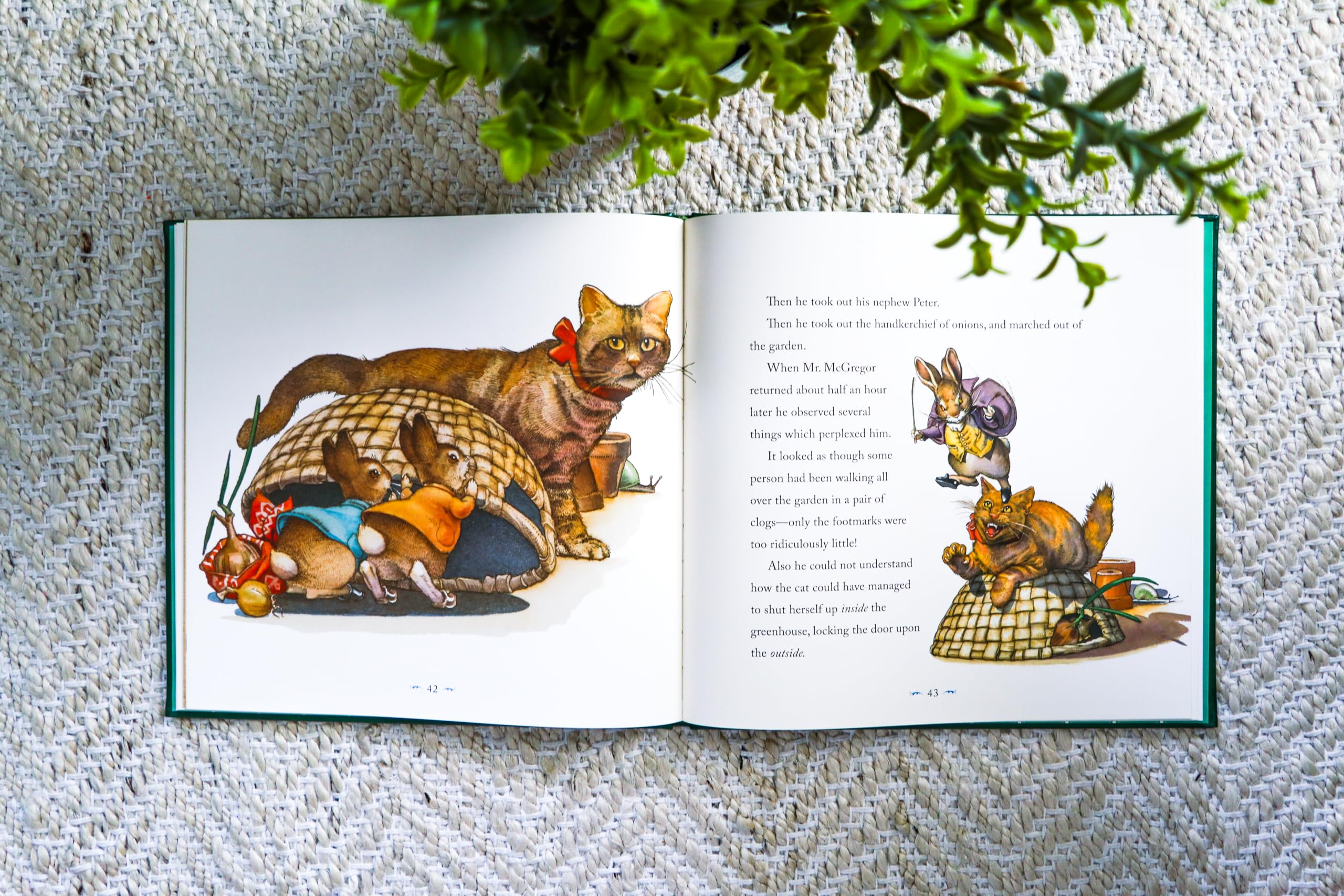 The Classic Tale of Peter Rabbit: The Collectible Leather Edition (Illustrated Classic Children's Stories By Beatrix Potter)