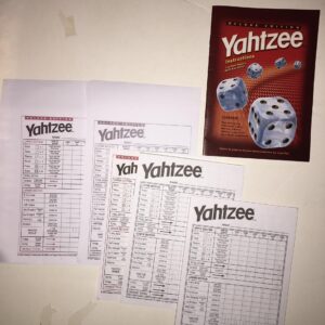 Hasbro Gaming Yahtzee Deluxe Edition