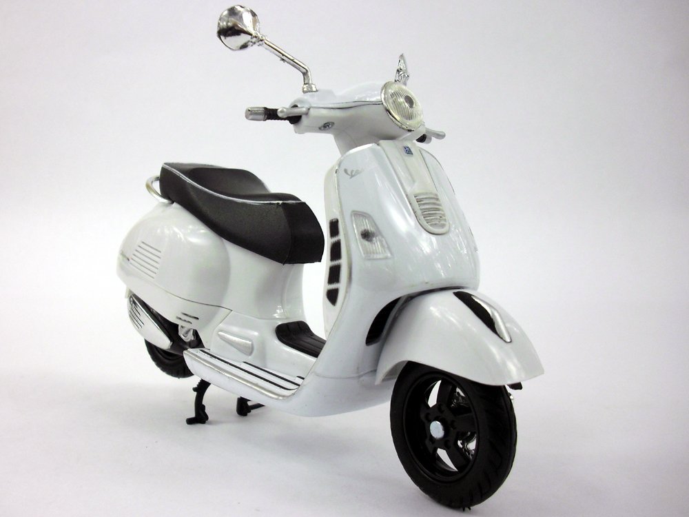 Vespa GTS 300 Super Scooter NEW RAY Diecast 1:12 Scale White