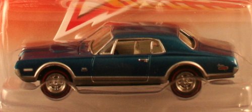 1968 MERCURY COUGAR GT-E MUSCLE CARS U.S.A. 2005 Johnny Lightning 1/64 Scale Die-Cast Vehicle & Collector Trading Card