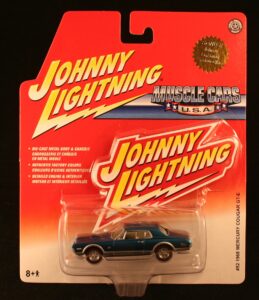 1968 mercury cougar gt-e muscle cars u.s.a. 2005 johnny lightning 1/64 scale die-cast vehicle & collector trading card