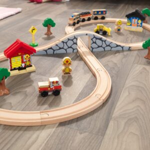 KidKraft Figure 8 Train Set, Gift for Ages 3+