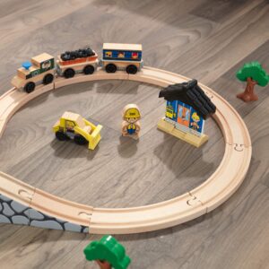 KidKraft Figure 8 Train Set, Gift for Ages 3+