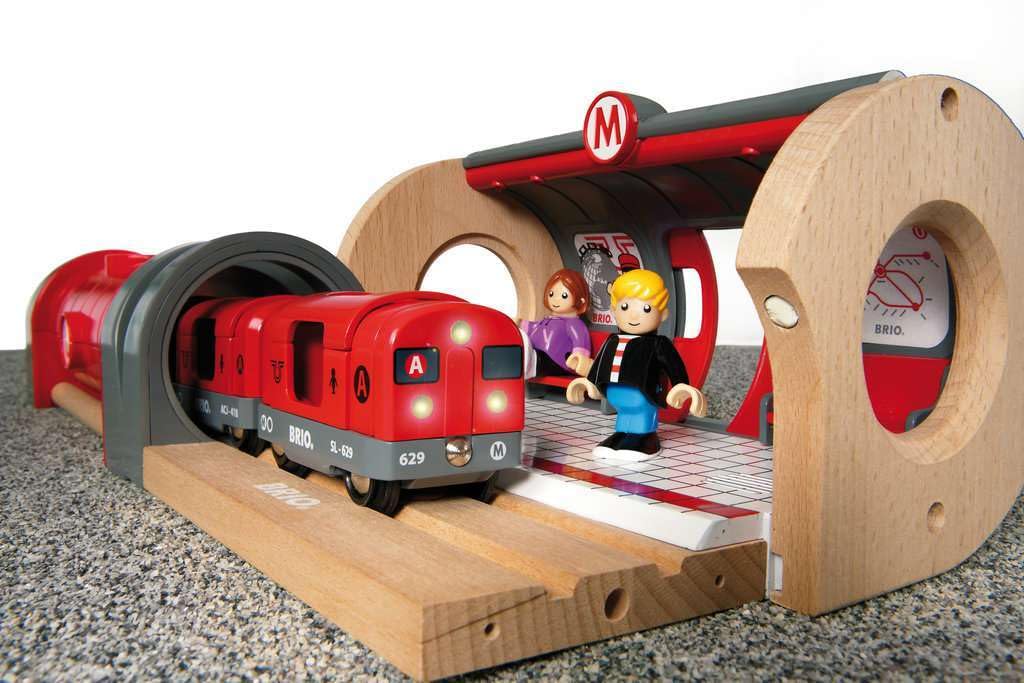 Brio - 33513 Metro Railway Set | Dynamic 20 Piece Wooden Train Set with Interactive Accessories | Perfect for Kids Ages 3 and Up | Fosters Creativity and Motor Skills