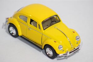 kinsmart 1967 volkswagen classic beetle ( yellow )