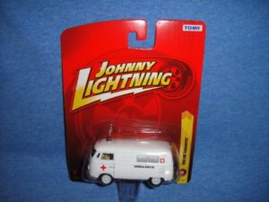 johnny lightning 1:64 scale r20 1965 vw transporter ambulance