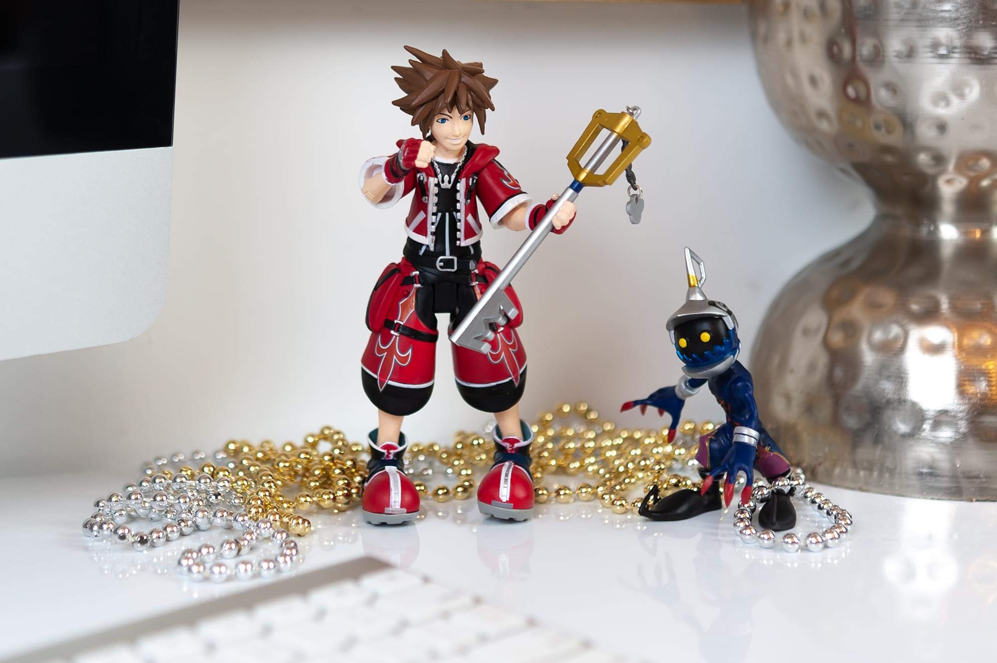 KINGDOM HEARTS Official Exclusive Action Figure - 2-Pack Valor Form Sora & Heartless Soldier - Collectible Replica Figurine Toy for Game Franchise Fans - Statue Set Gift - Licensed Disney Merchandise